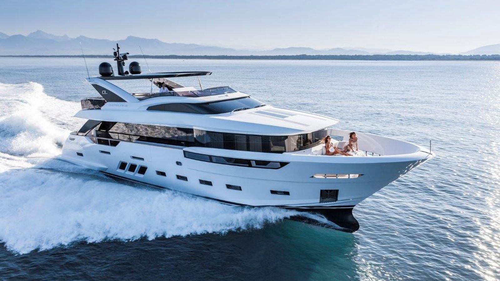 Dreamline motor yacht Poderoso sold
